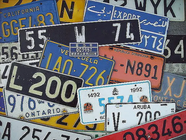 10 echte Nummernschilder aus 10 verschiedenen Ländern als Geschenk ...